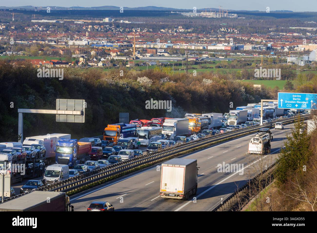 Autobahnstau Ein Lkw mit Gefahrgut ist auf der A4 am Rasthof Dresdner Tor in Brand geraten. Die ...