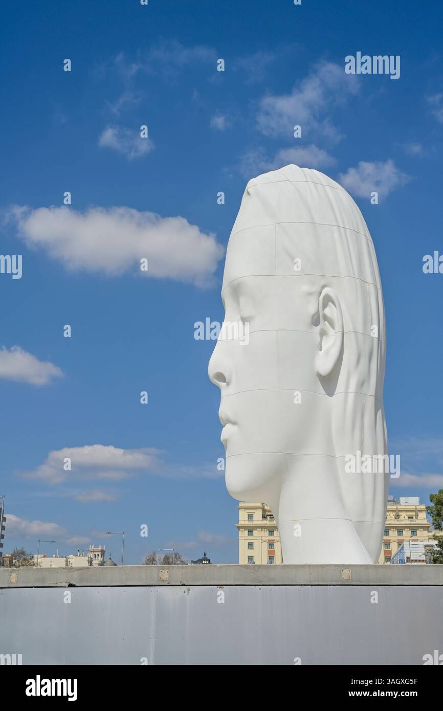 Skulptur Julia von Jaume Plensa, Plaza Colon, Madrid, Spanien ...