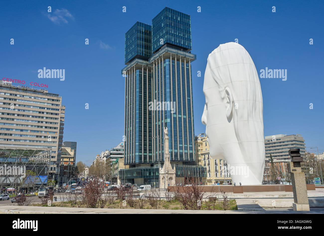 Bürohochhaus Torres de Colon, Skulptur Julia von Jaume Plensa, Plaza ...