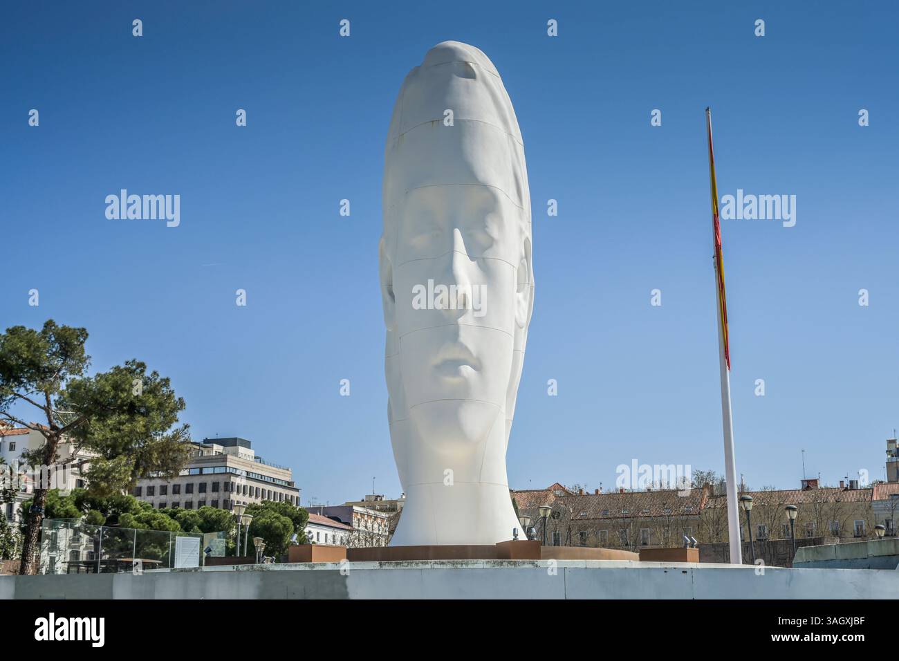 Skulptur Julia von Jaume Plensa, Plaza Colon, Madrid, Spanien ...
