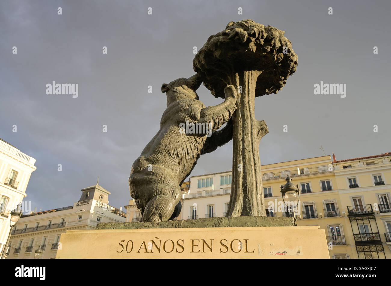 Statue, Wahrzeichen, Bär und der Erdbeerbaum, El oso y el madrono ...