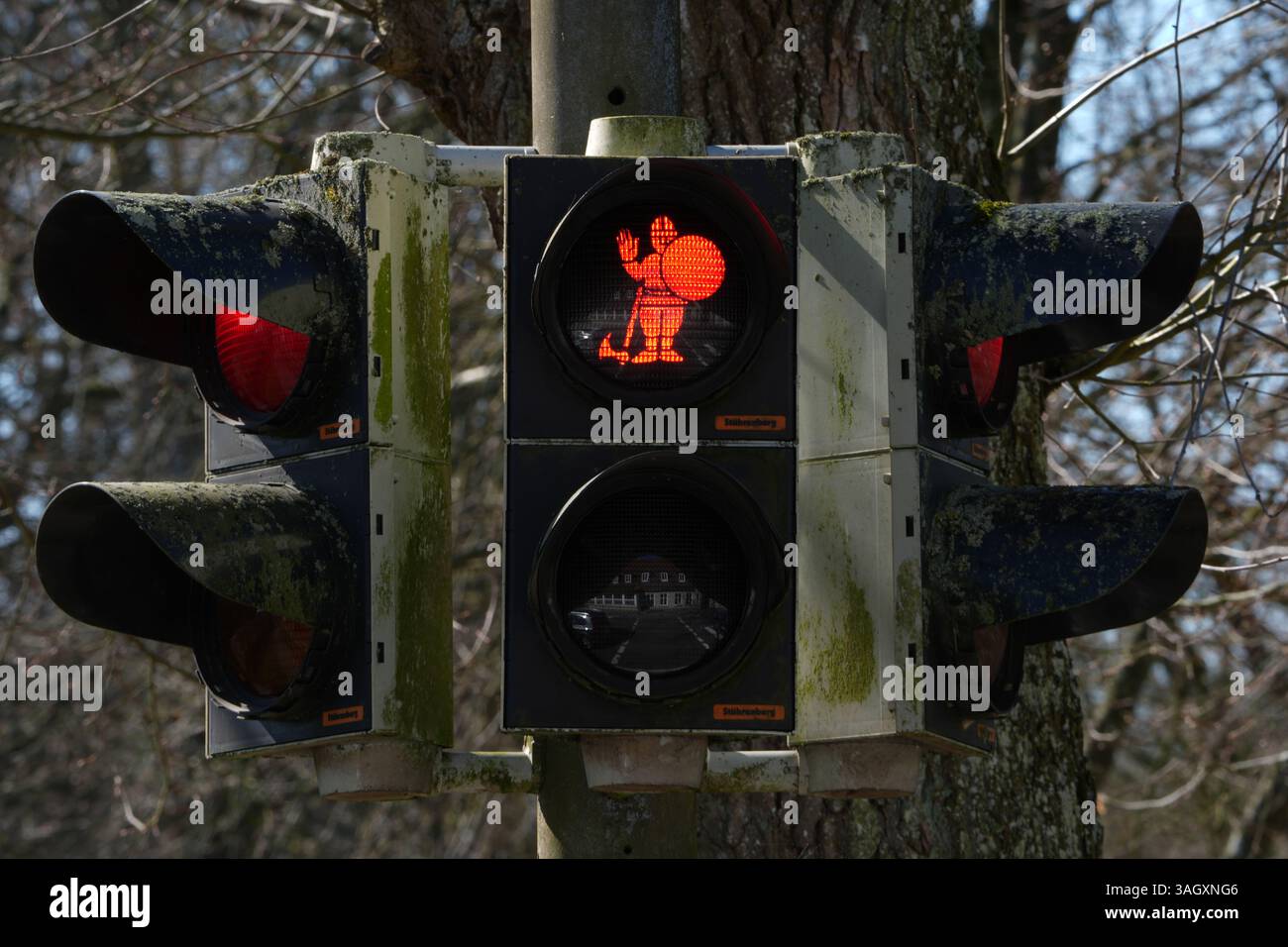 Busdorf, Germany. 08th Apr, 2025. A red Viking traffic light man lights ...