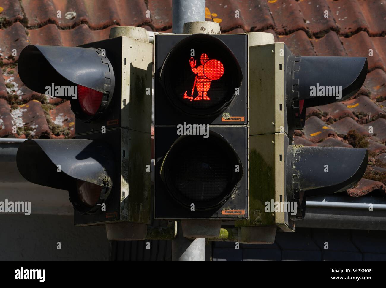 Busdorf, Germany. 08th Apr, 2025. A red Viking traffic light man lights ...