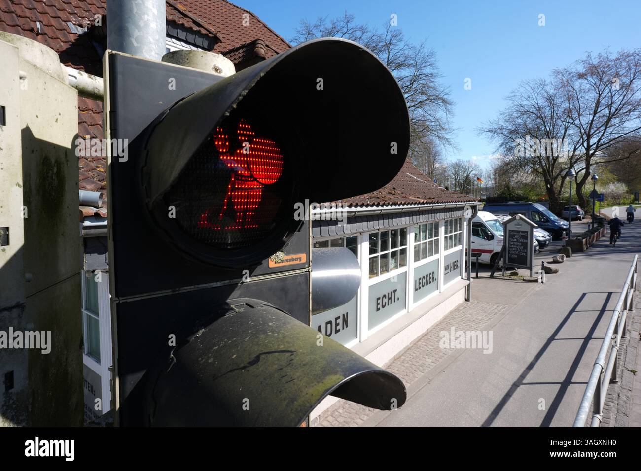 Busdorf, Germany. 08th Apr, 2025. A red Viking traffic light man lights ...