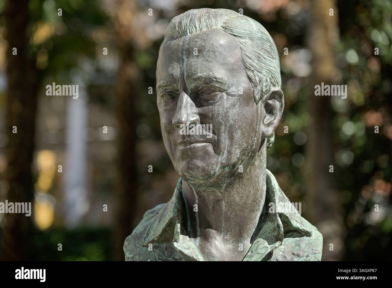 Büste Baron Hans Heinrich Thyssen Bornemisza vor dem Museo Thyssen ...