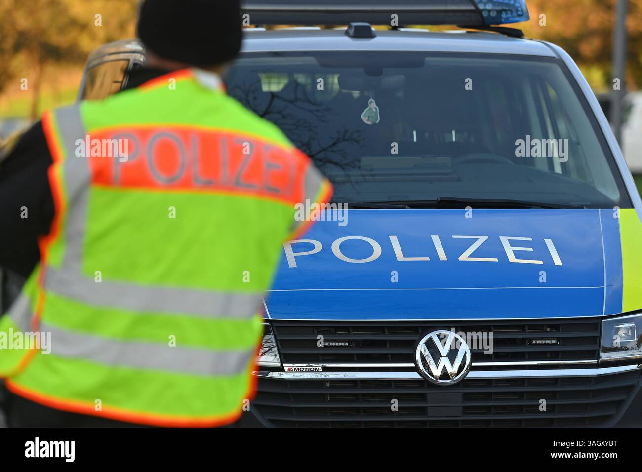 Polizist,Polizeiauto,Einsatzwagen. Geschwindigkeitskontrollen in ...