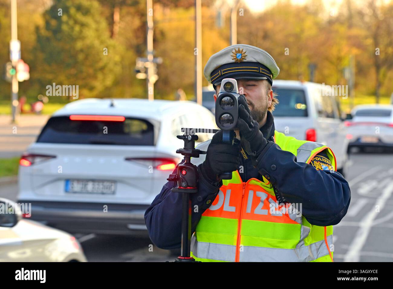 Polizist macht Geschwindigkeitsmessung mit einer Radarpistole ...