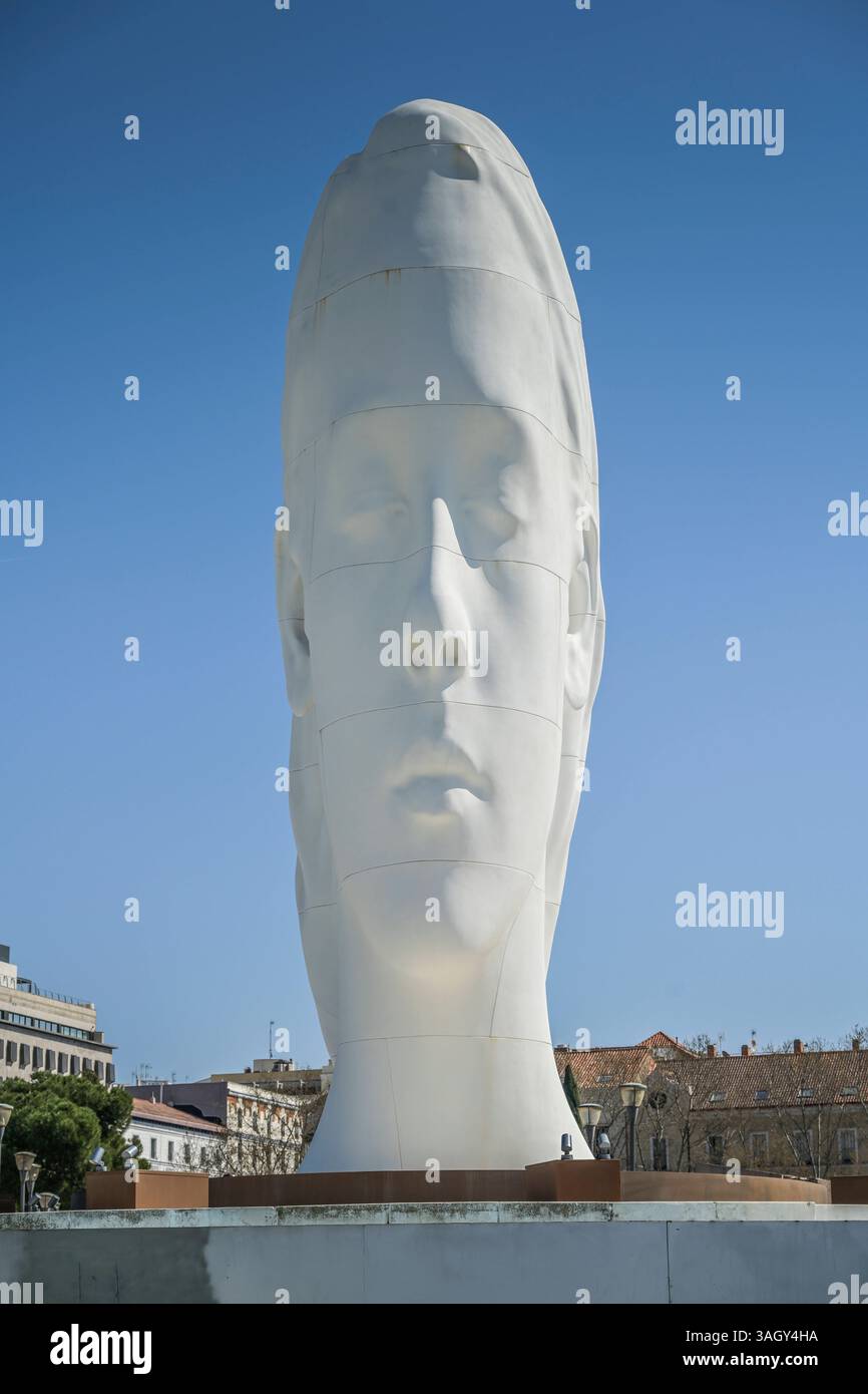 Skulptur Julia von Jaume Plensa, Plaza Colon, Madrid, Spanien ...