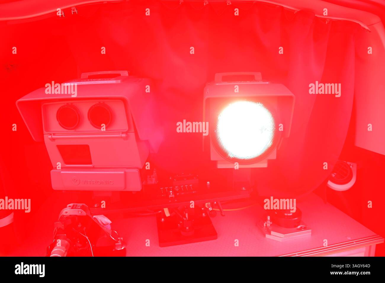 Mobiler Blitzer,Radarfalle loest aus,roter Blitz ...