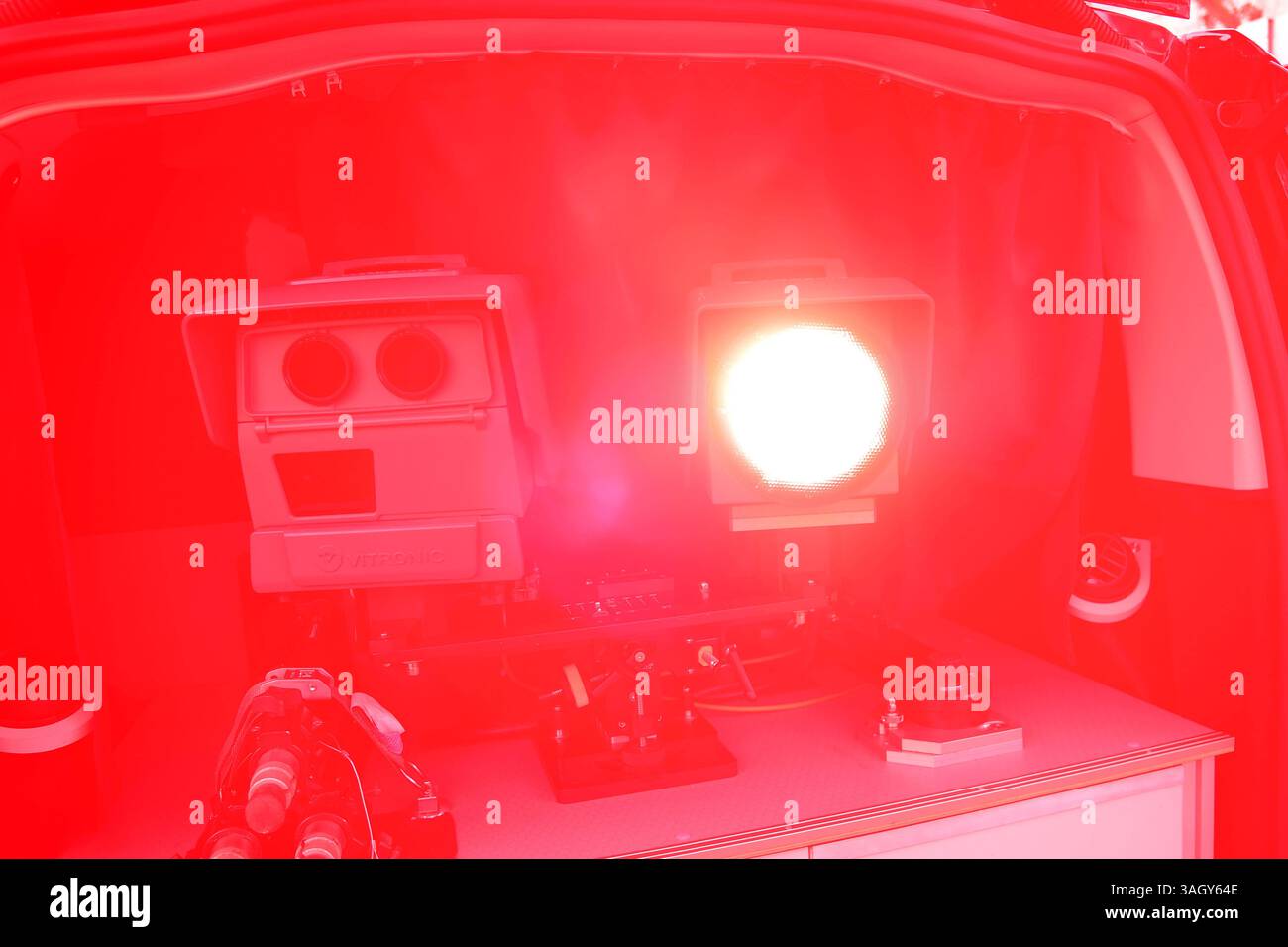 Mobiler Blitzer,Radarfalle loest aus,roter Blitz ...