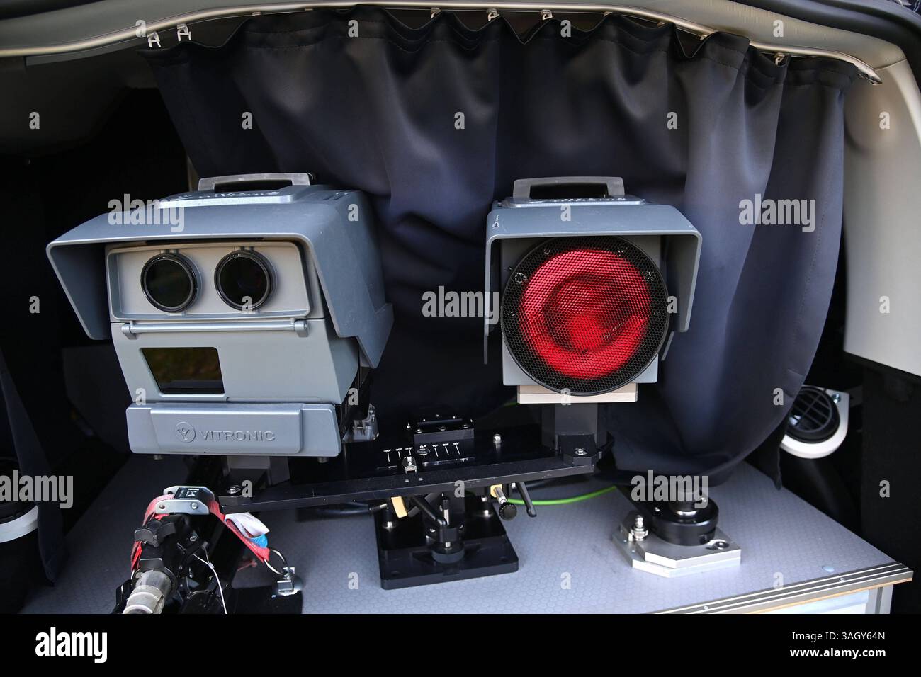 Mobiler Blitzer,Radarfalle loest aus,roter Blitz ...