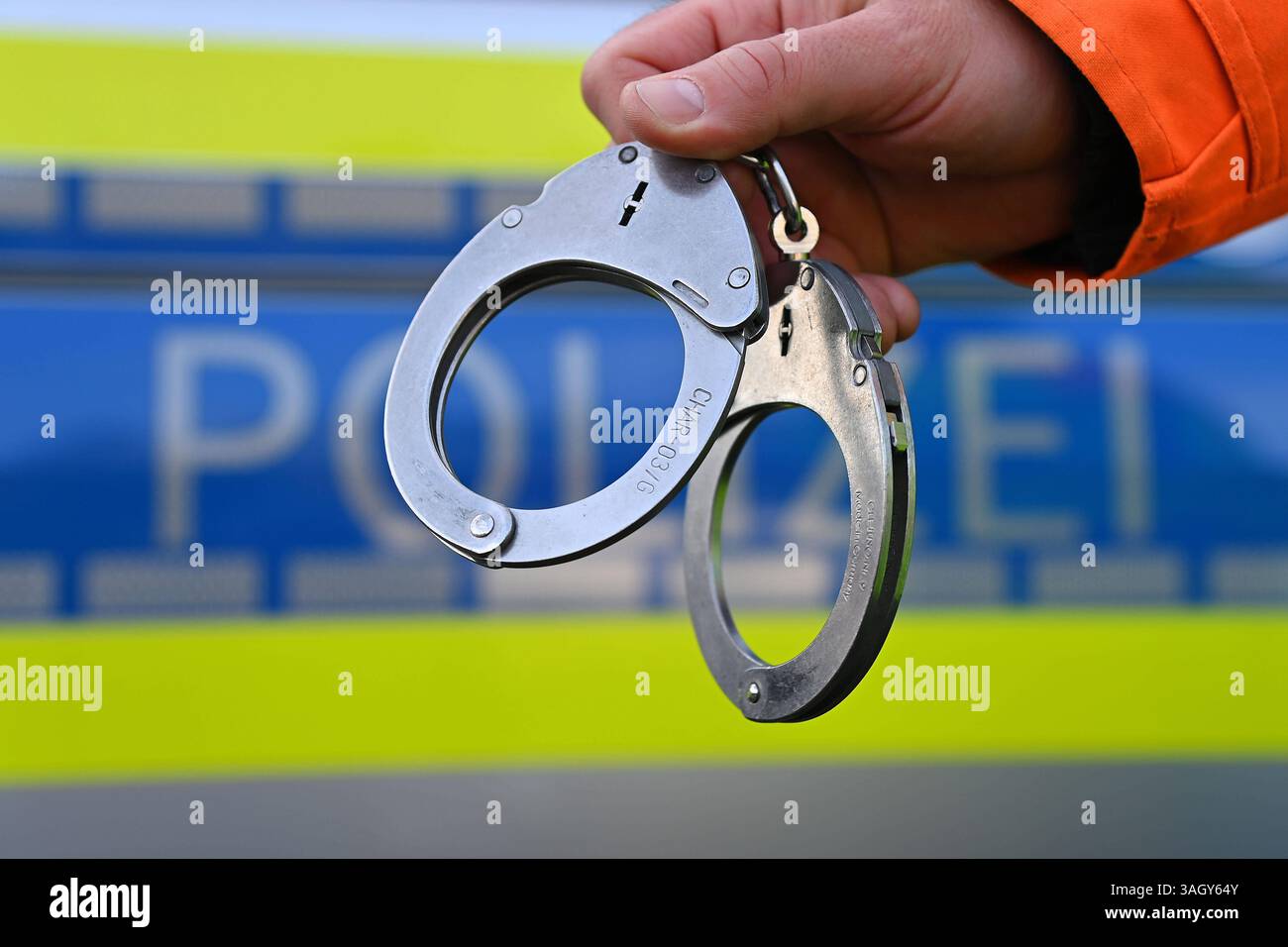 Themenbild,Symbolfoto:Festnahme,Handschellen anlegen. Polizei.Straftat ...