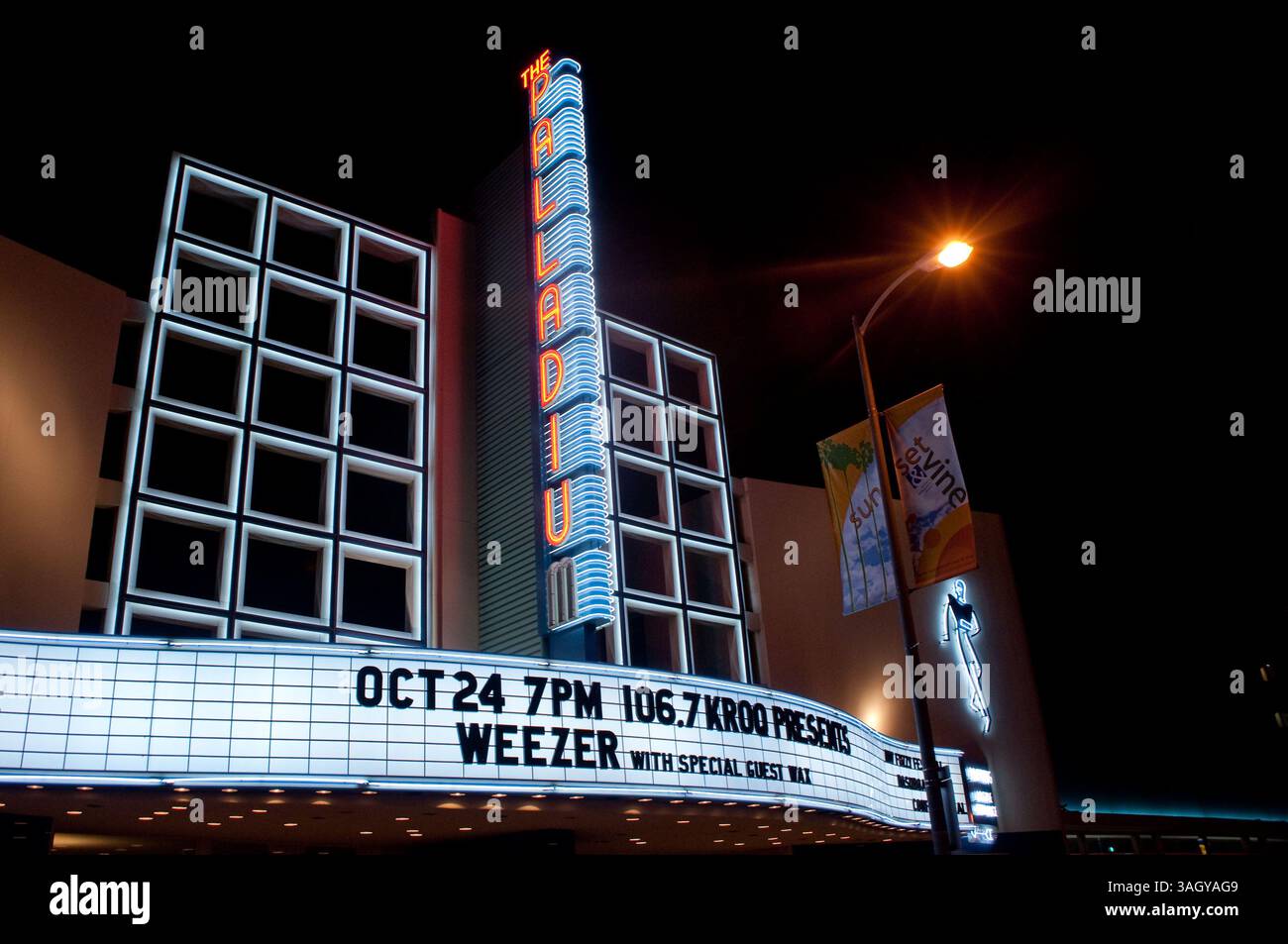 Oct 25, 2009 - Hollywood, California, USA - WEEZER performs live at ...
