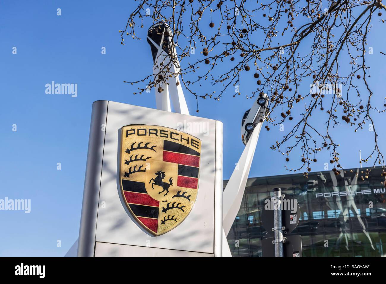 Porscheplatz, Stuttgart Zuffenhausen mit Porsche Museum und ...