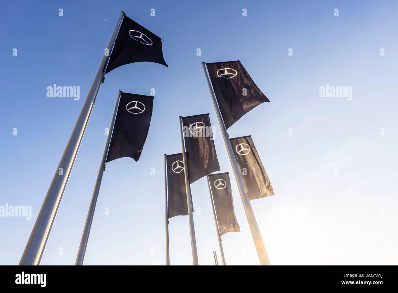 Mercedes Museum Stuttgart. Schwarze Flaggen mit Mercedes Stern. // 04. ...