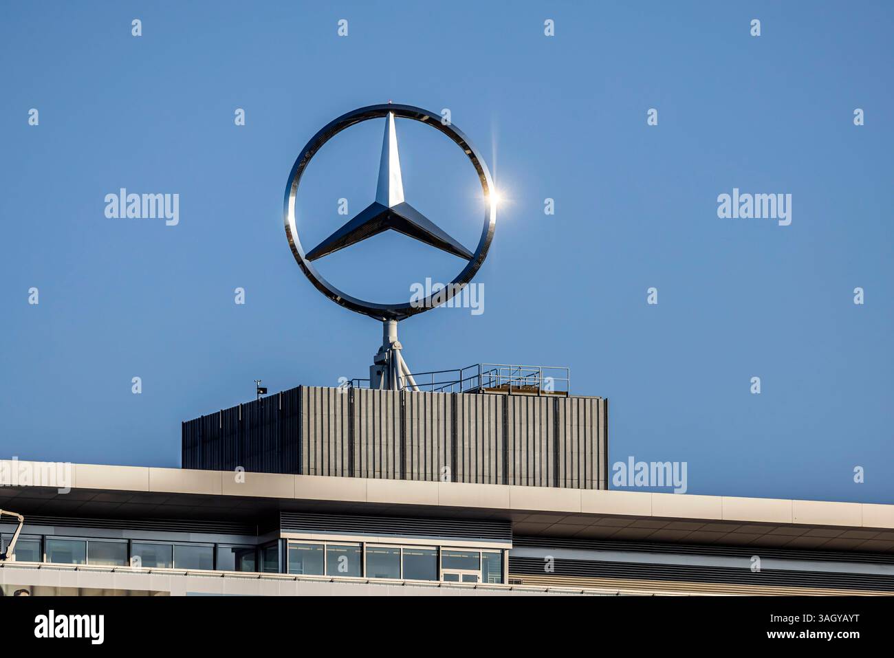 Mercedesstern. Werksgebäude in Untertürkheim. // 04.04.2025: Stuttgart ...