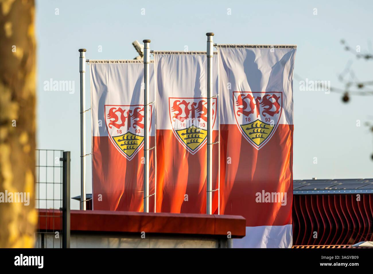 Flaggen im Wind, VfB Stuttgart mit Vereinswappen. // 04.04.2025 ...