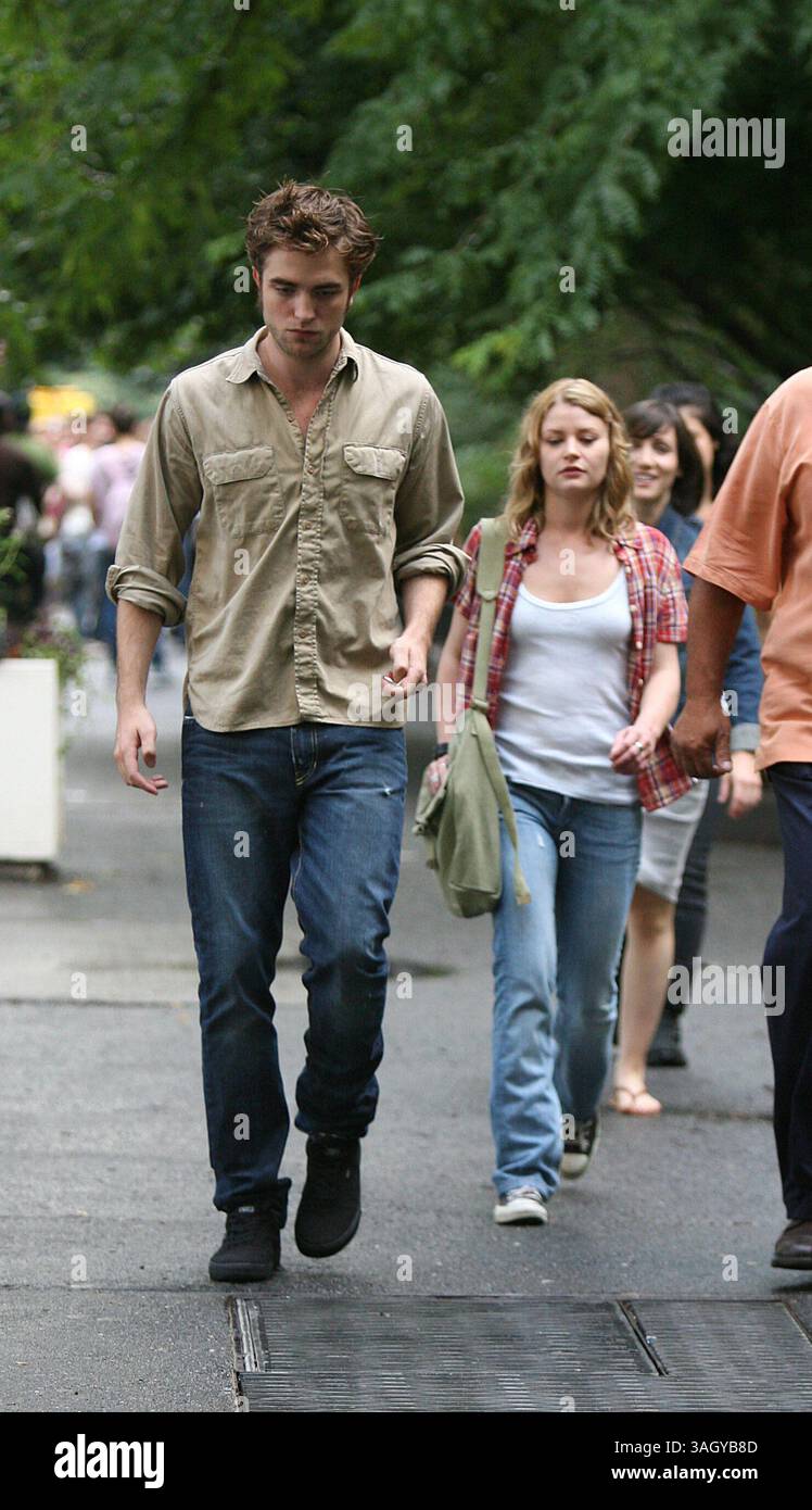 July 2 2009, New York City Actors Emilie De Ravin and Robert Pattinson ...