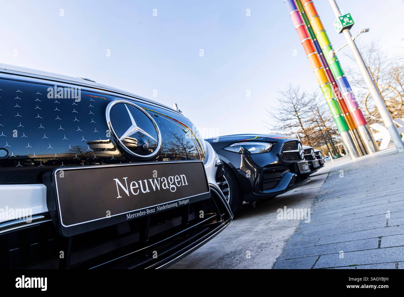 Neuwagen von Mercedes an der Niederlassung Stuttgart. Mercedes Museum ...