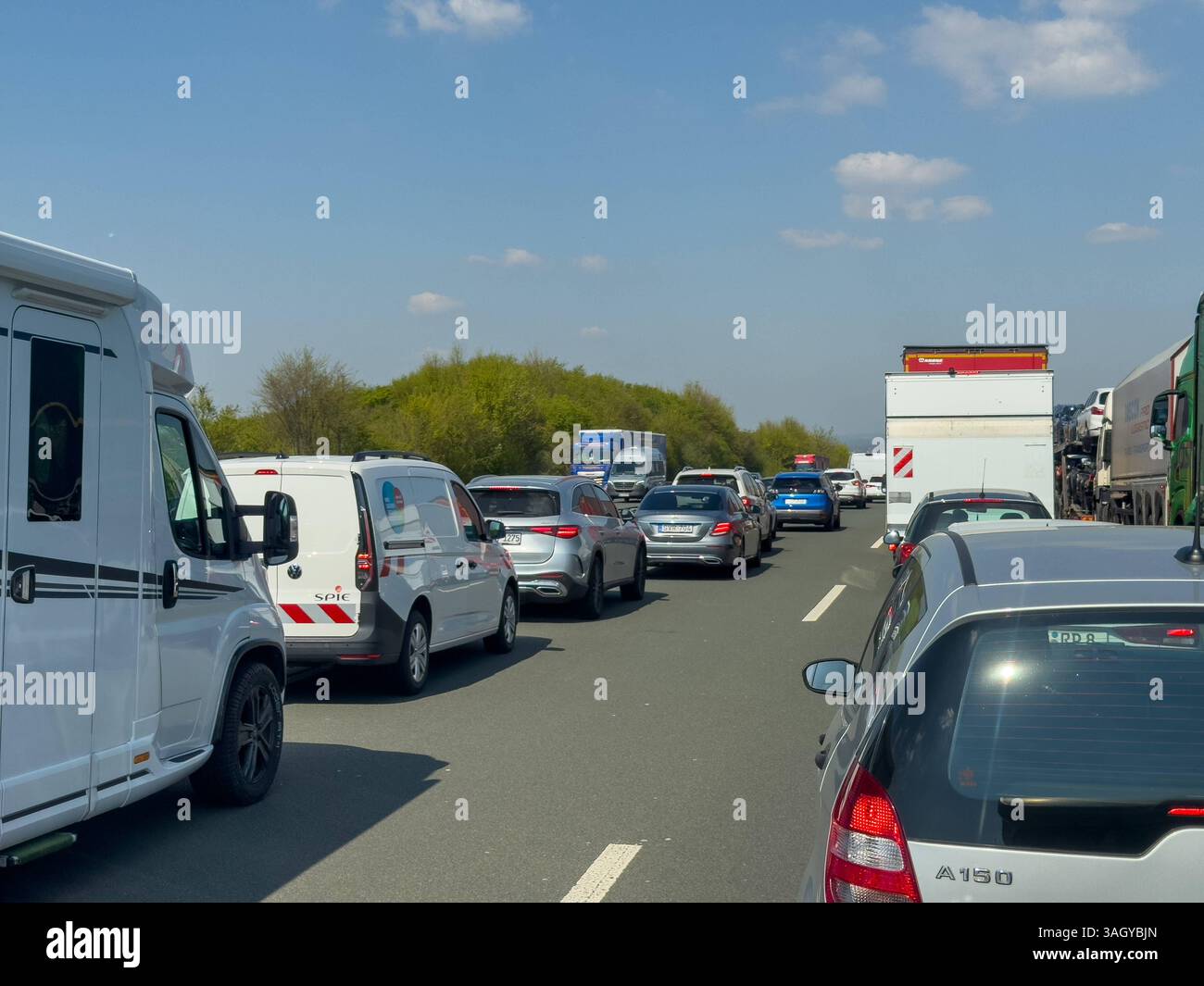 Stau mit Rettungsgasse auf deutscher Autobahn Caption: Deutschland ...
