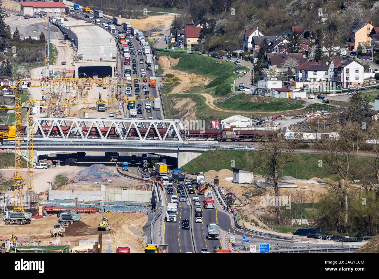 Sechsstreifiger Ausbau der Autobahn A8 bei Pforzheim. Baustelle Enztalquerung und Stau.. // 04. ...