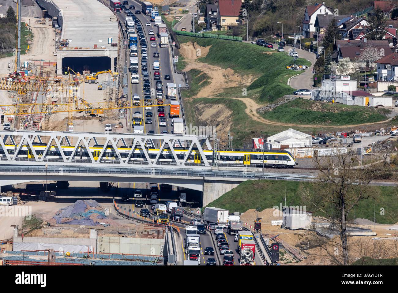 Sechsstreifiger Ausbau der Autobahn A8 bei Pforzheim. Baustelle Enztalquerung und Stau.. // 04. ...