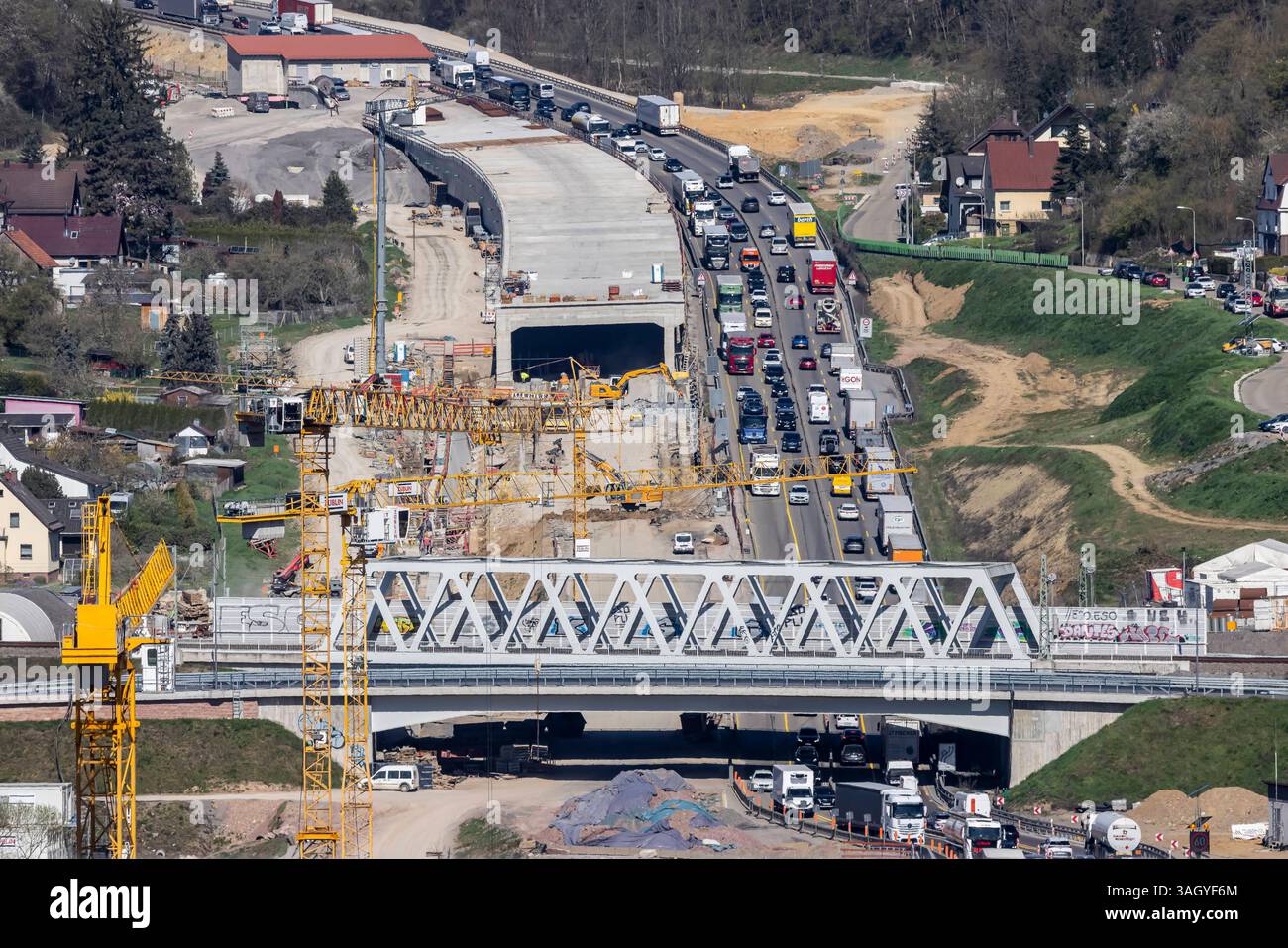 Sechsstreifiger Ausbau der Autobahn A8 bei Pforzheim. Baustelle Enztalquerung und Stau.. // 04. ...