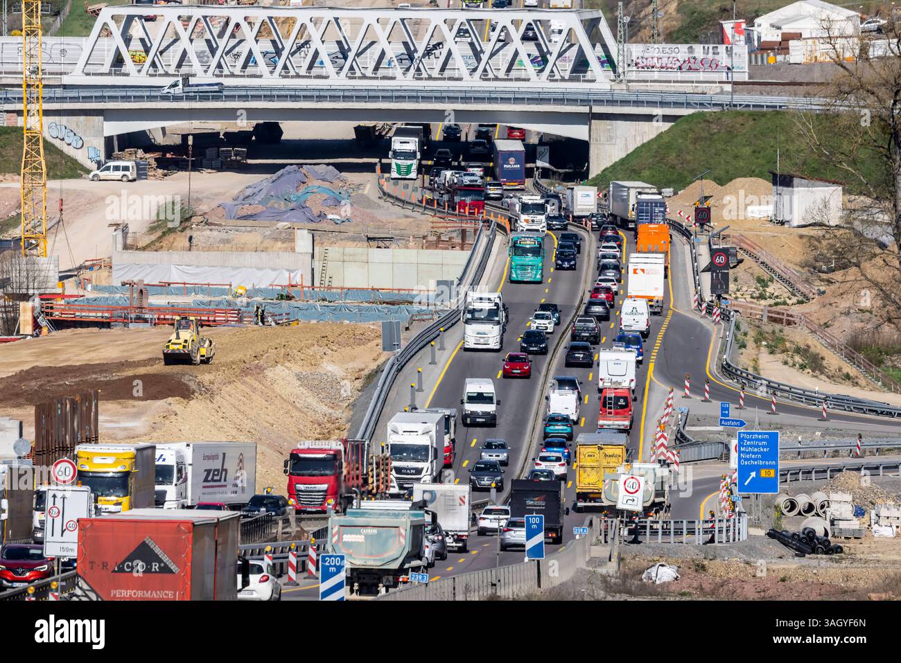 Sechsstreifiger Ausbau der Autobahn A8 bei Pforzheim. Baustelle Enztalquerung und Stau.. // 04. ...