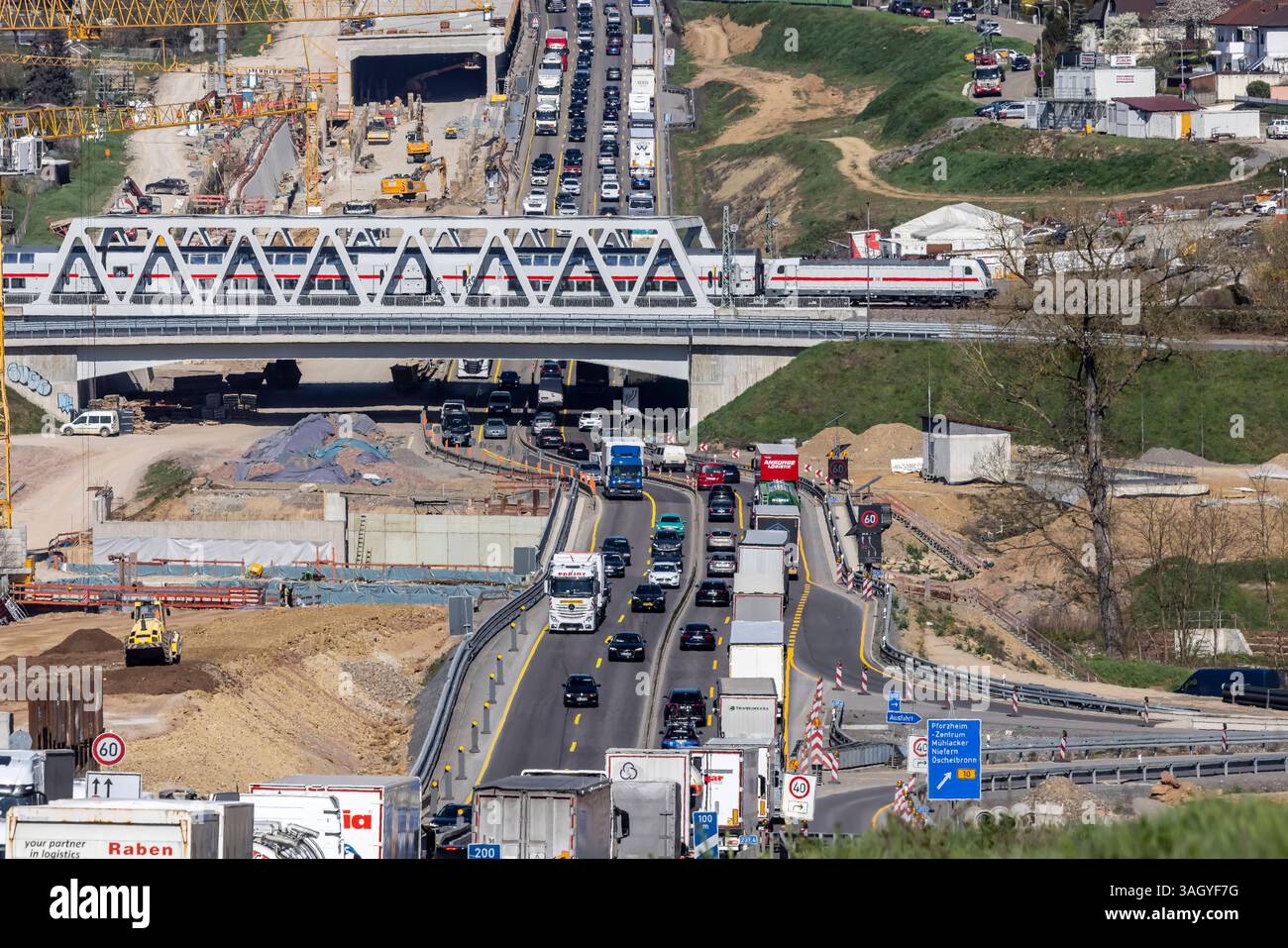 Sechsstreifiger Ausbau der Autobahn A8 bei Pforzheim. Baustelle ...