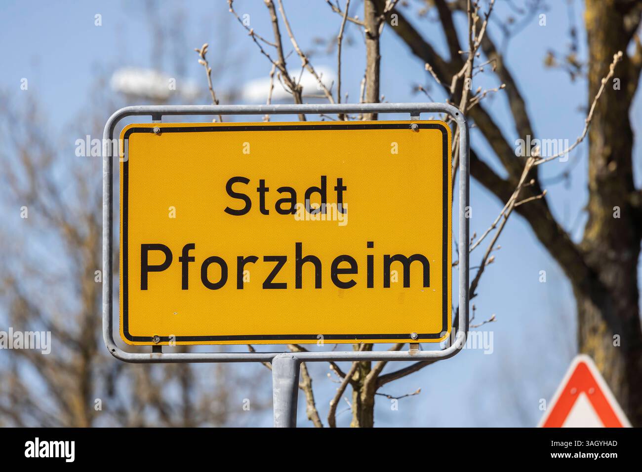 Ortsschild der Stadt Pforzheim. // 04.04.2025: Pforzheim, Baden ...