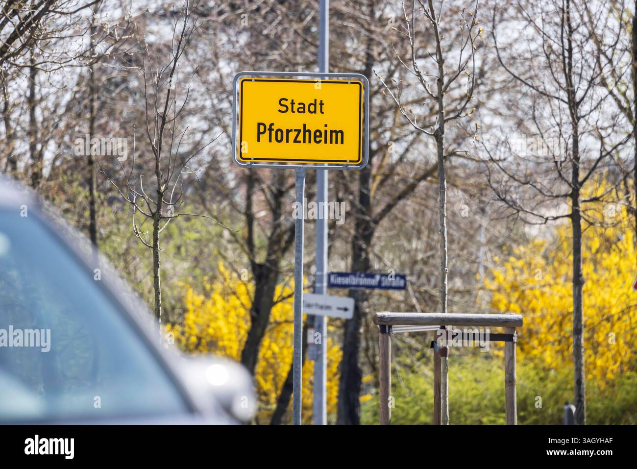 Ortsschild der Stadt Pforzheim. // 04.04.2025: Pforzheim, Baden ...