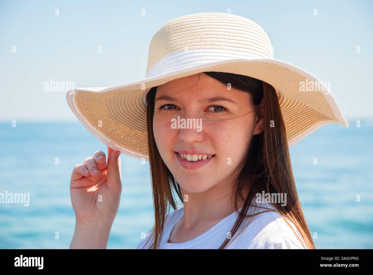 Wide brim hat hi-res stock photography and images - Alamy