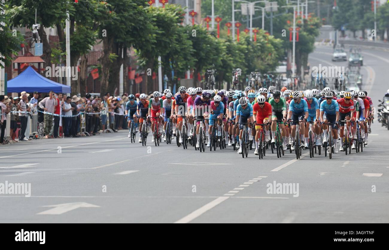 (250409) -- BAOTING, April 9, 2025 (Xinhua) -- Cyclists compete during ...