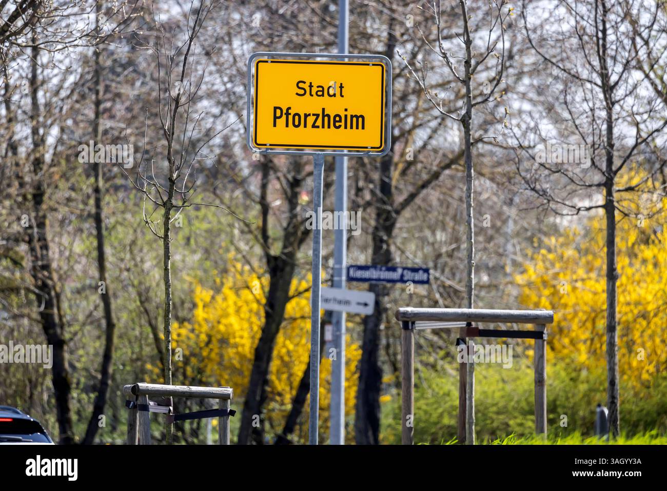 Ortsschild der Stadt Pforzheim. // 04.04.2025: Pforzheim, Baden ...