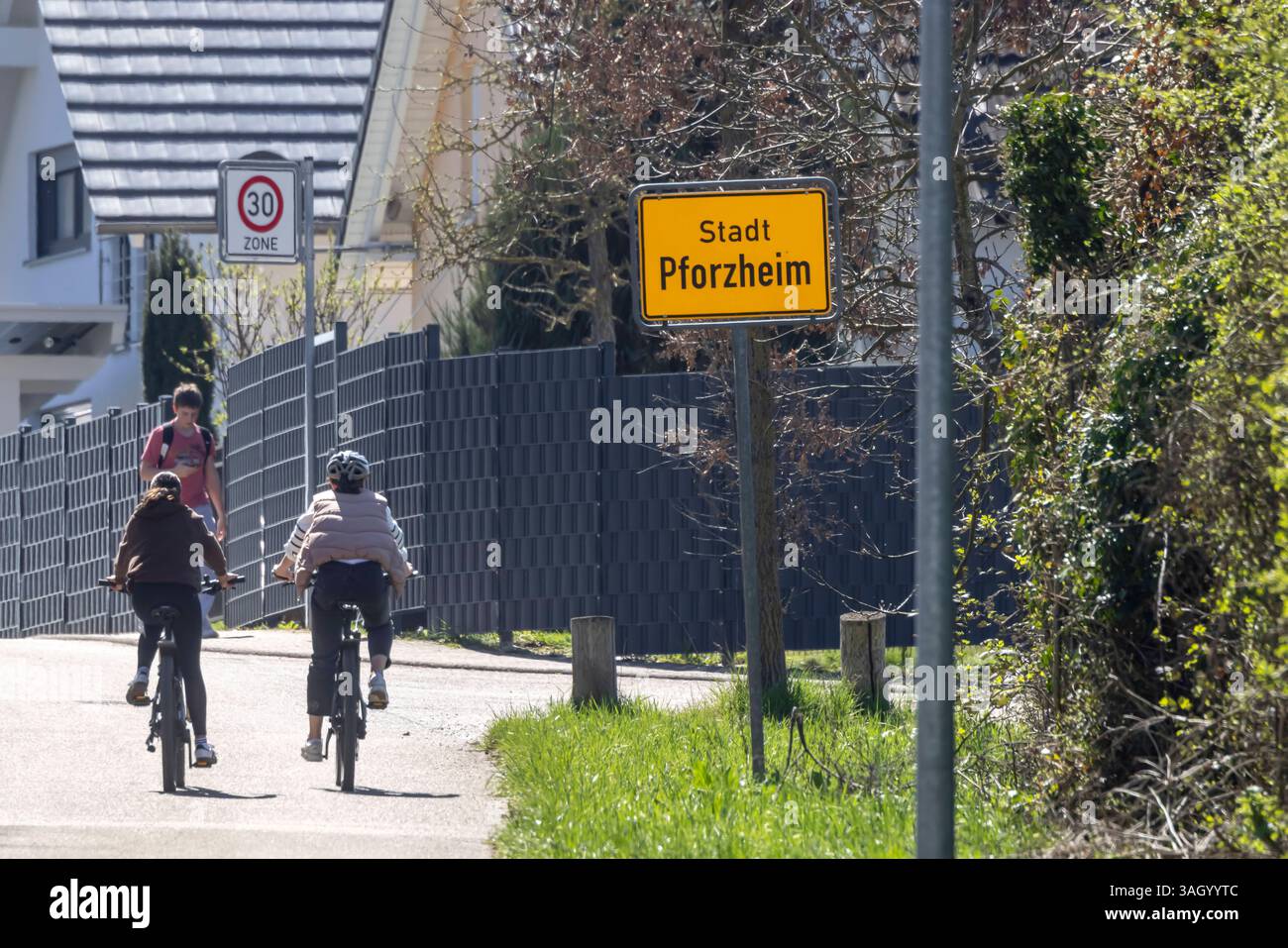 Ortsschild der Stadt Pforzheim. // 04.04.2025: Pforzheim, Baden ...