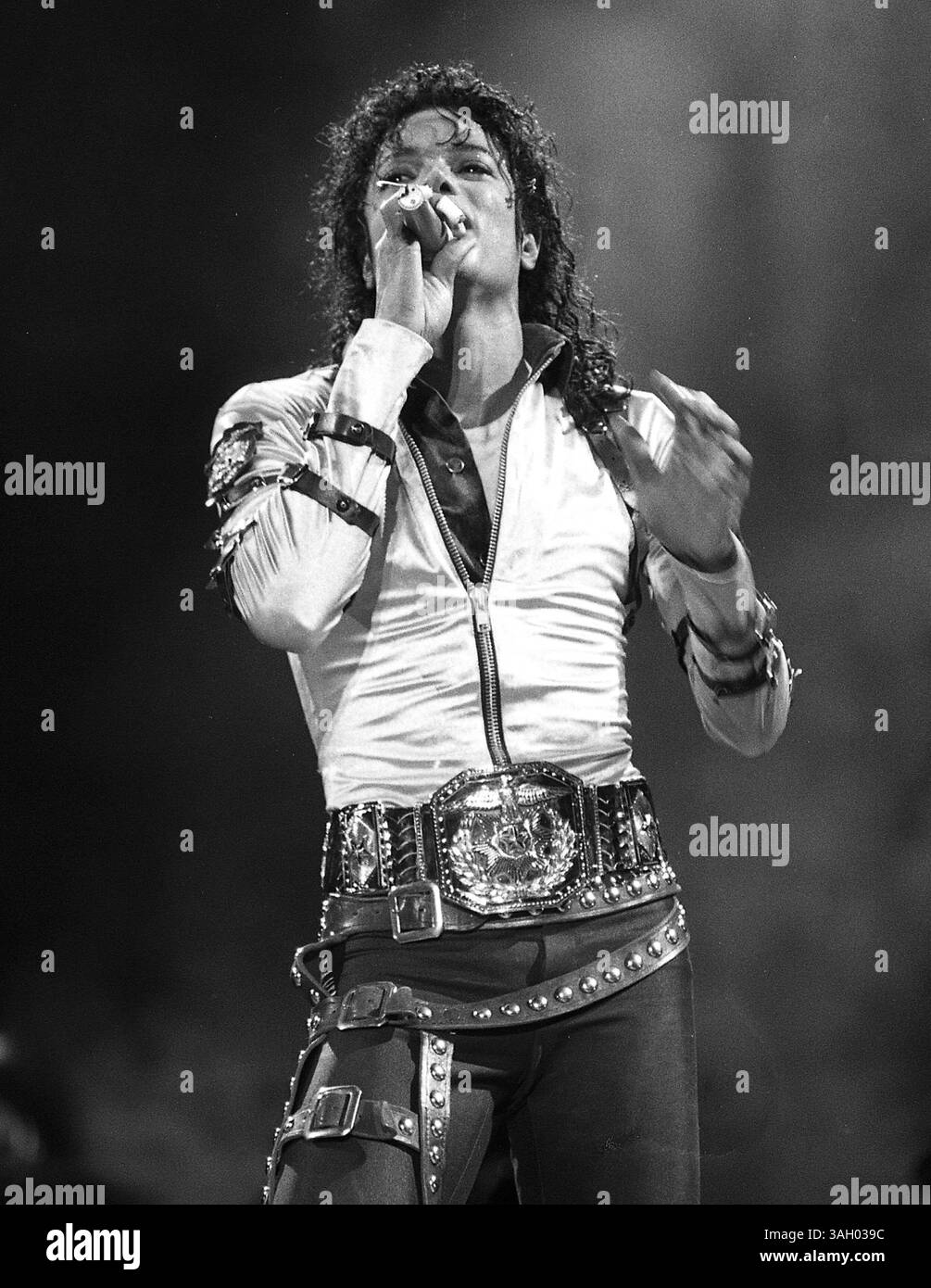 Michael jackson thriller 1982 Black and White Stock Photos & Images - Alamy