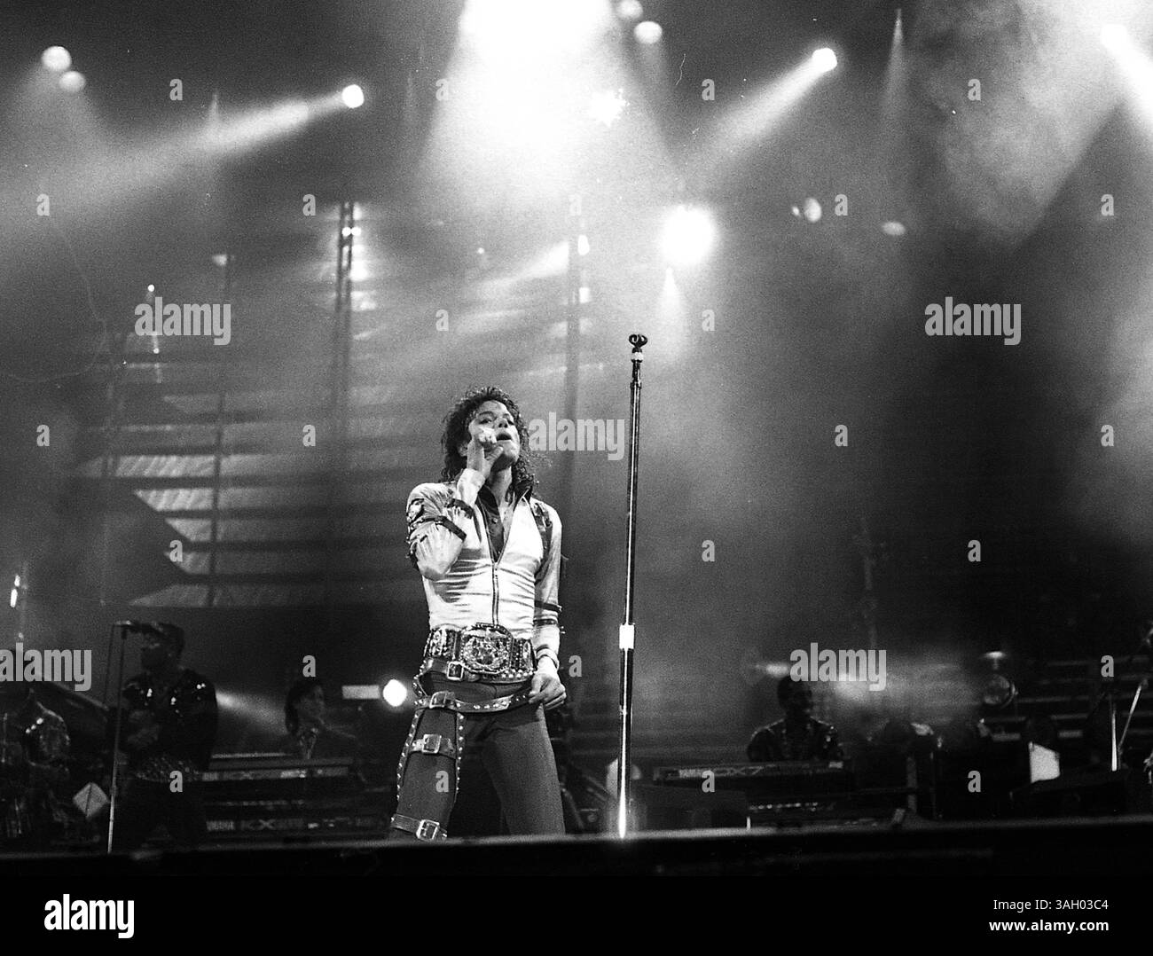 Michael jackson thriller 1982 Black and White Stock Photos & Images - Alamy