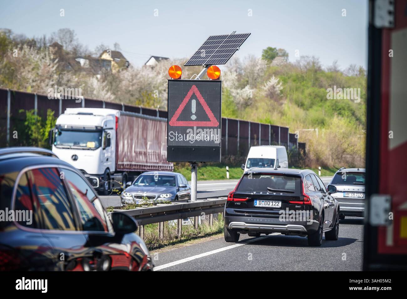 Deutschland, Europa, Autobahn A3, Verkehrswarnung, LED-Schild ...