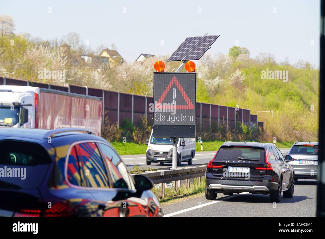 Deutschland, Europa, Autobahn A3, Verkehrswarnung, LED-Schild ...
