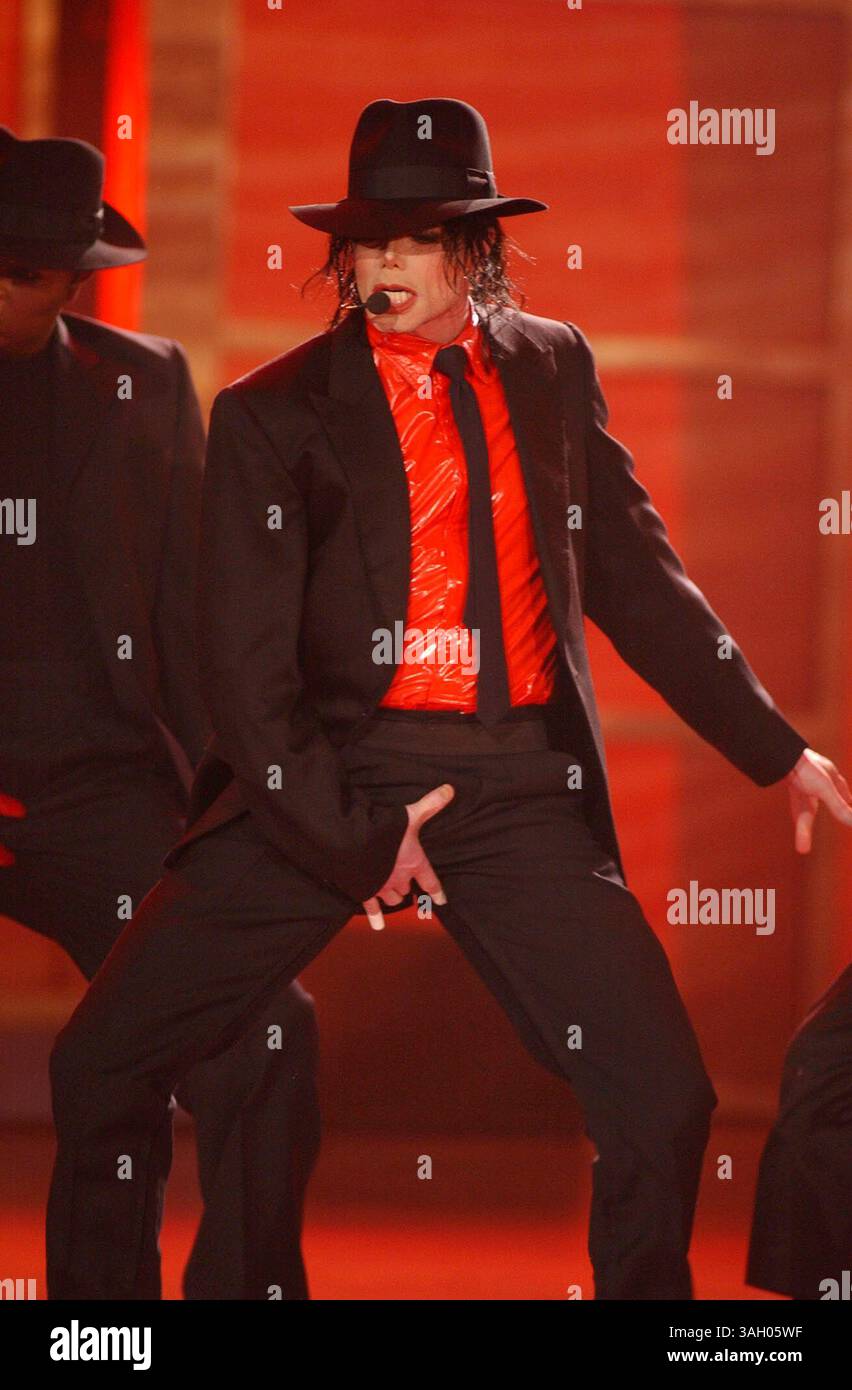 Pop superstar michael jackson performs hi-res stock photography and ...