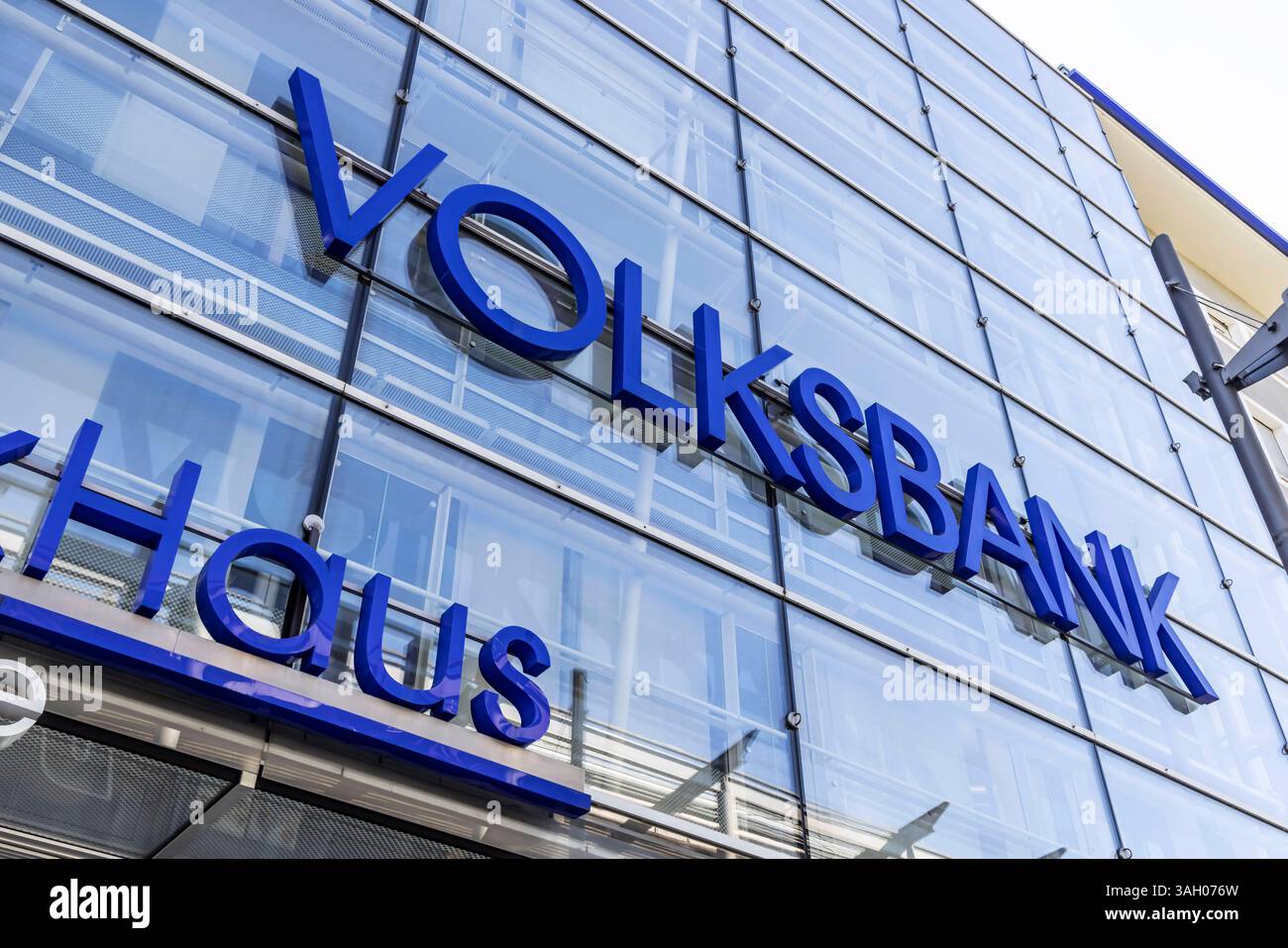 Ladenpassage Volksbank Haus. Stadtansicht Pforzheim. // 04.04.2025 ...