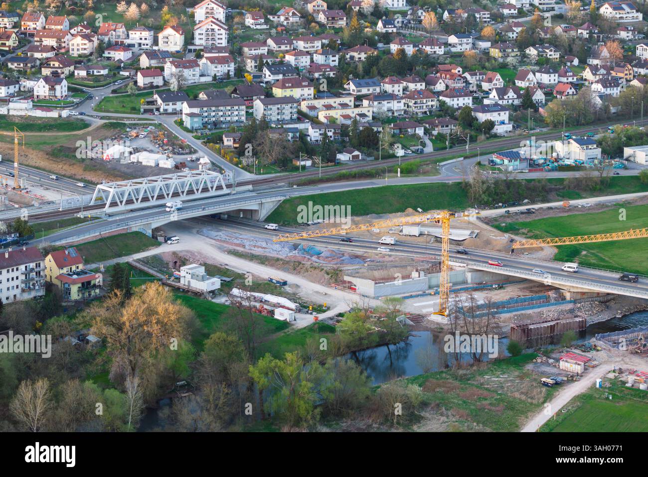 Sechsstreifiger Ausbau der Autobahn A8 bei Pforzheim. Baustelle Enztalquerung und Stau.. // 04. ...