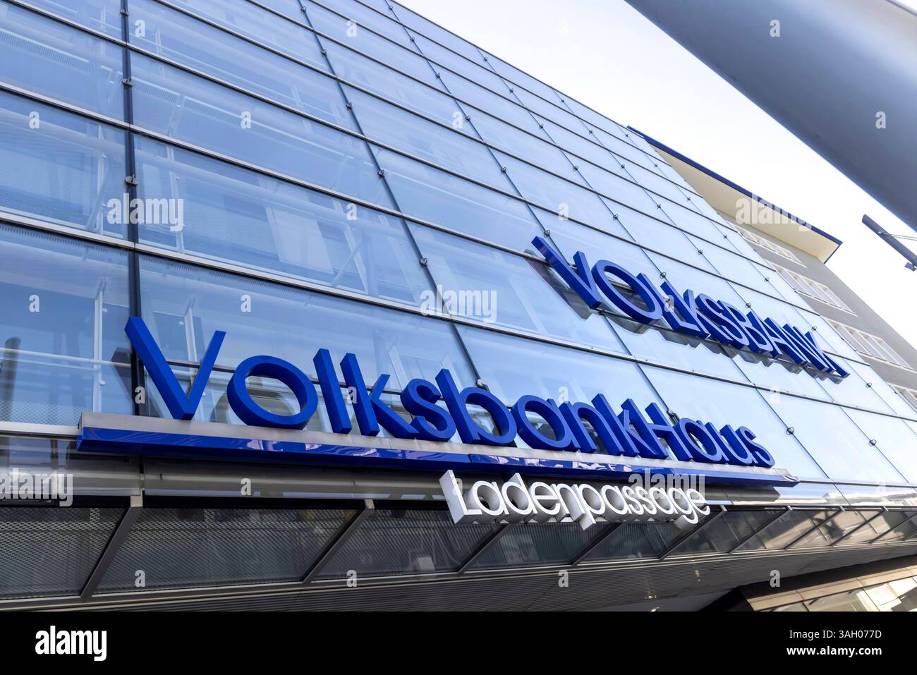 Ladenpassage Volksbank Haus. Stadtansicht Pforzheim. // 04.04.2025 ...