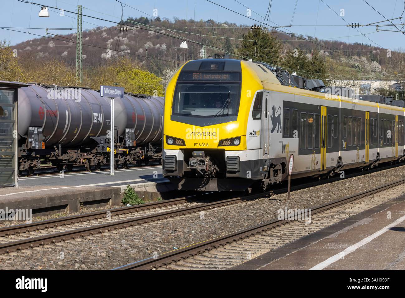 Bahnhof Wilferdingen-Singen in Remchingen mmit Regionalzug. // 04.04. ...