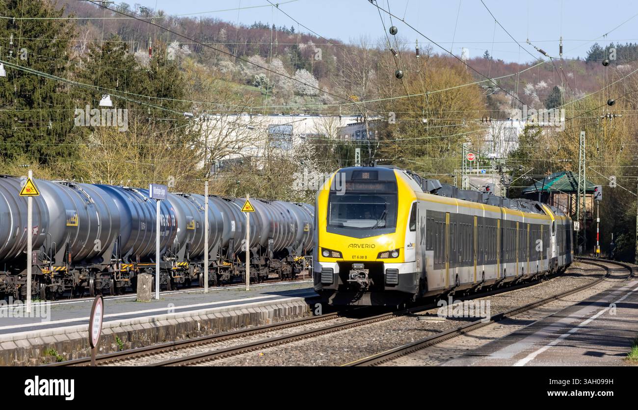 Bahnhof Wilferdingen-Singen in Remchingen mmit Regionalzug. // 04.04. ...