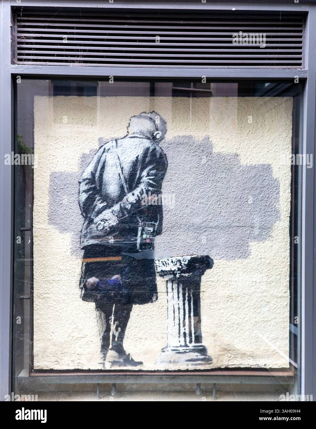 Banksy painting hi-res stock photography and images - Alamy