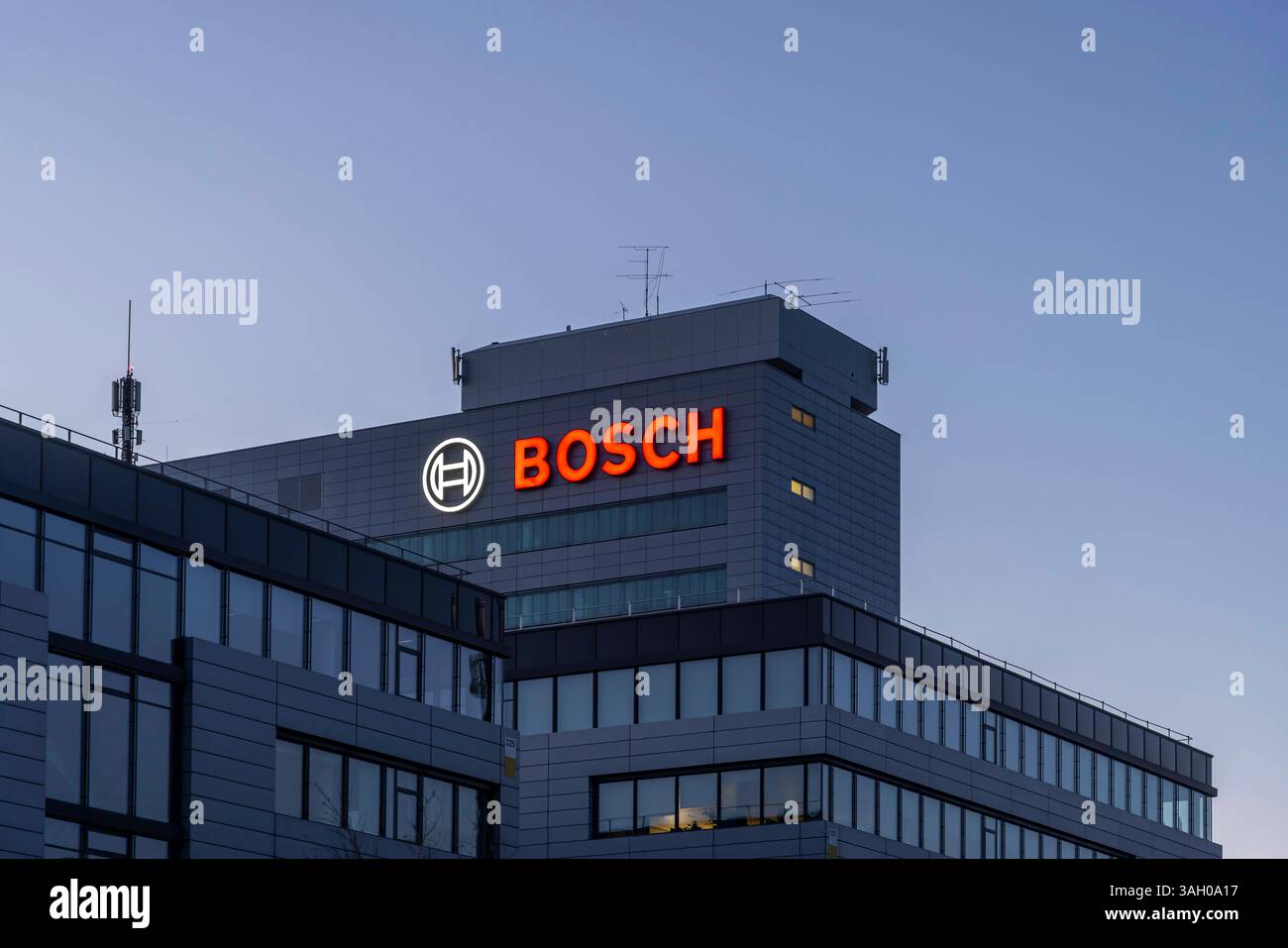 Bosch Werk in Schwieberdingen am Abend mit Abendrot. Beleuchtetes Logo ...
