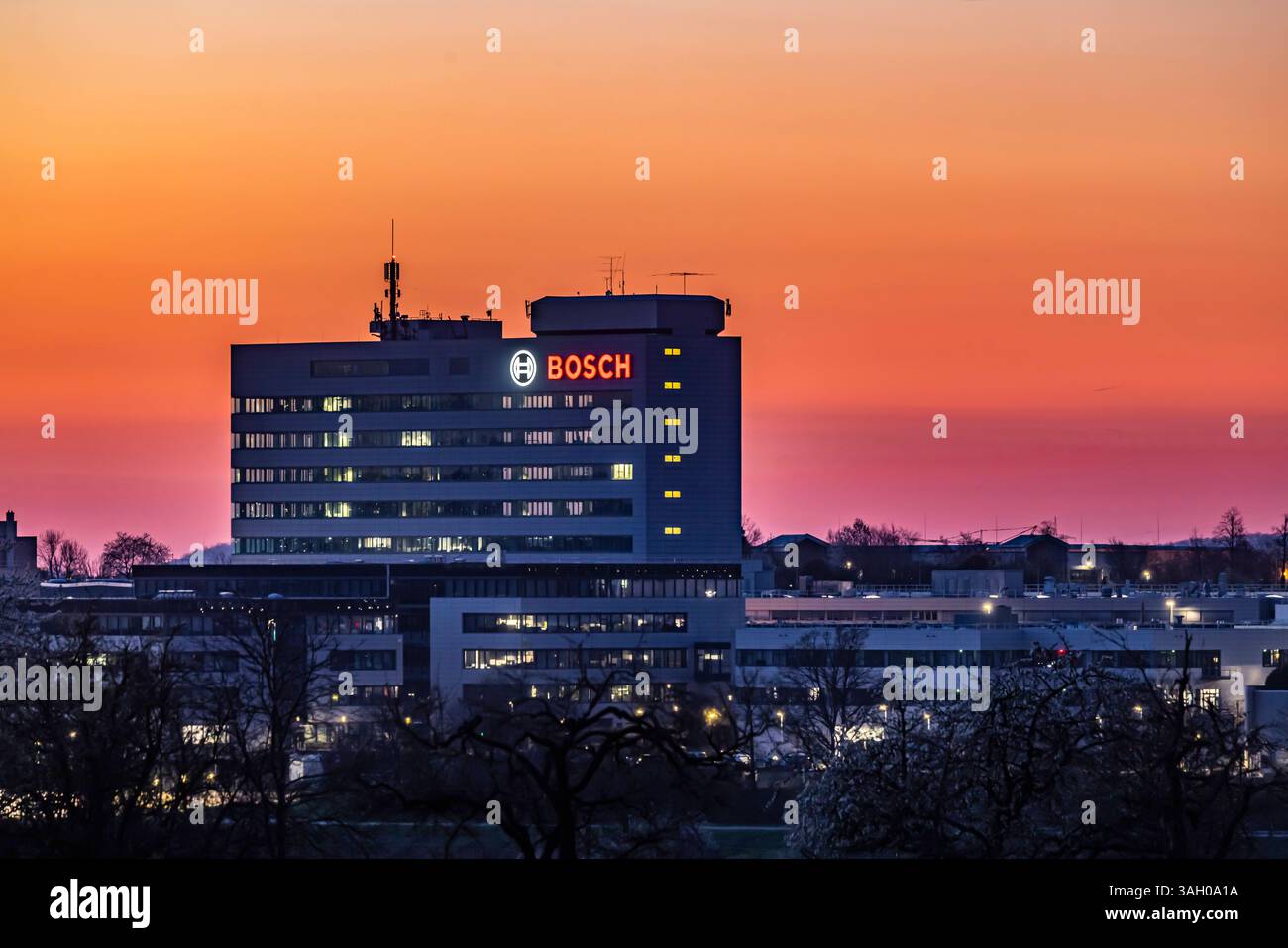 Bosch Werk in Schwieberdingen am Abend mit Abendrot. Beleuchtetes Logo ...