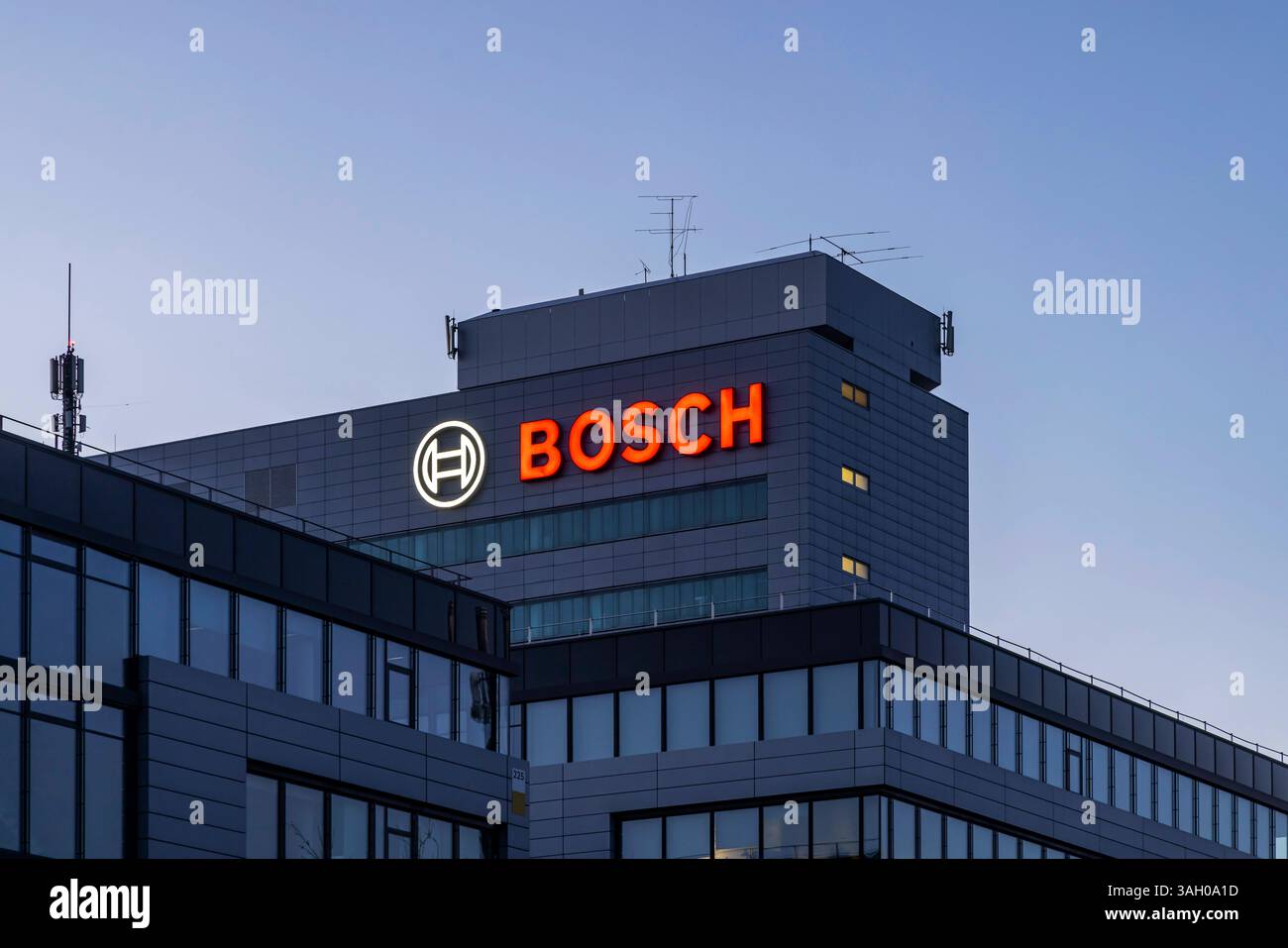 Bosch Werk in Schwieberdingen am Abend mit Abendrot. Beleuchtetes Logo ...