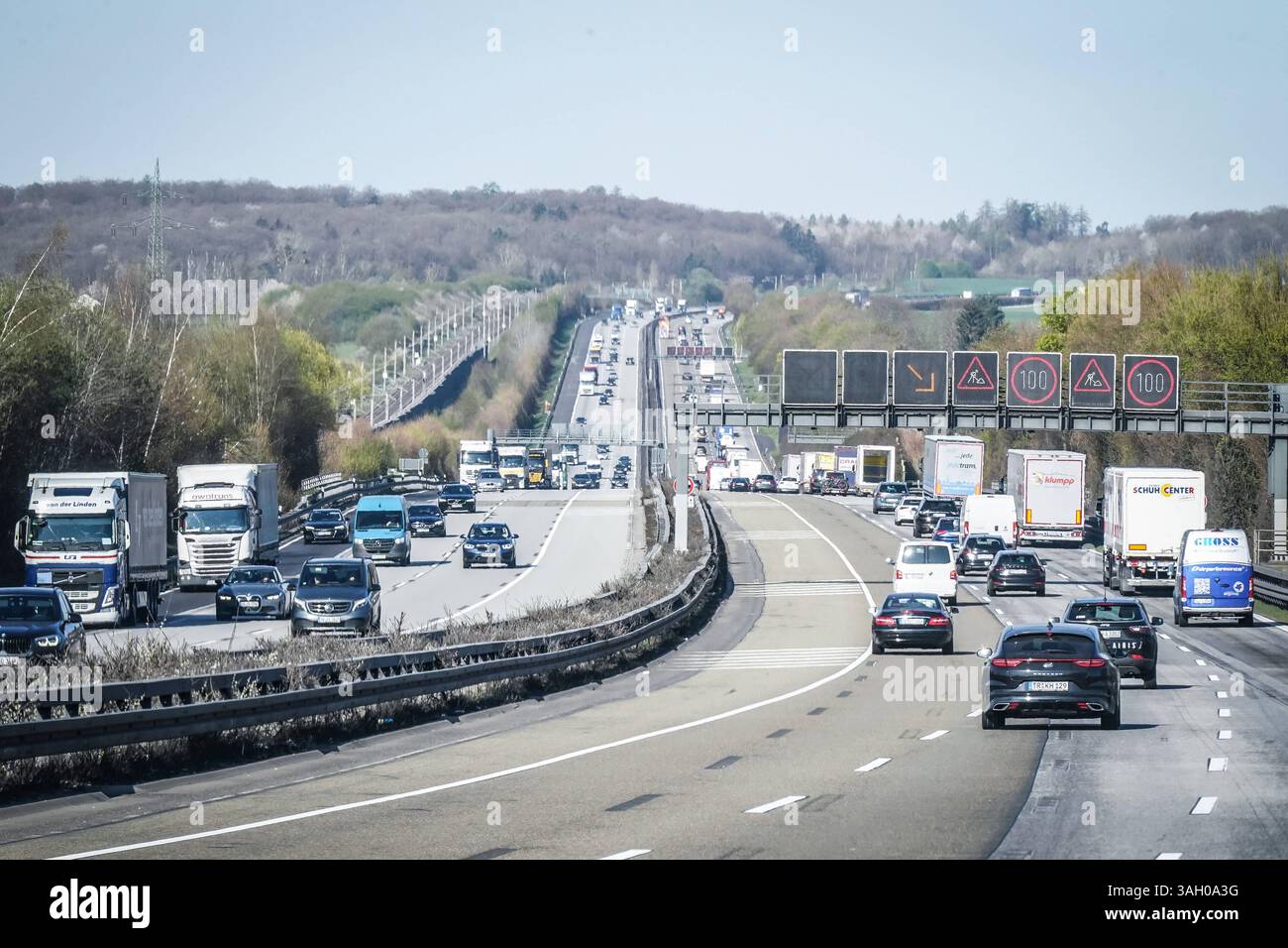 Deutschland, Europa, Autobahn A3, Stau, Verkehrschaos, Brückenbauwerk ...
